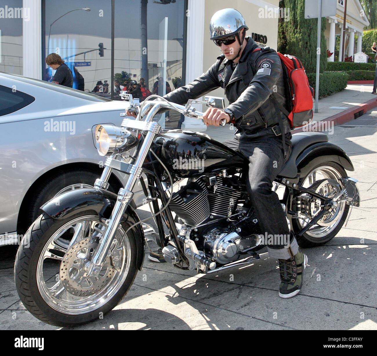 Justin Timberlake is surrounded by photographers as he leaves Cafe Med ...