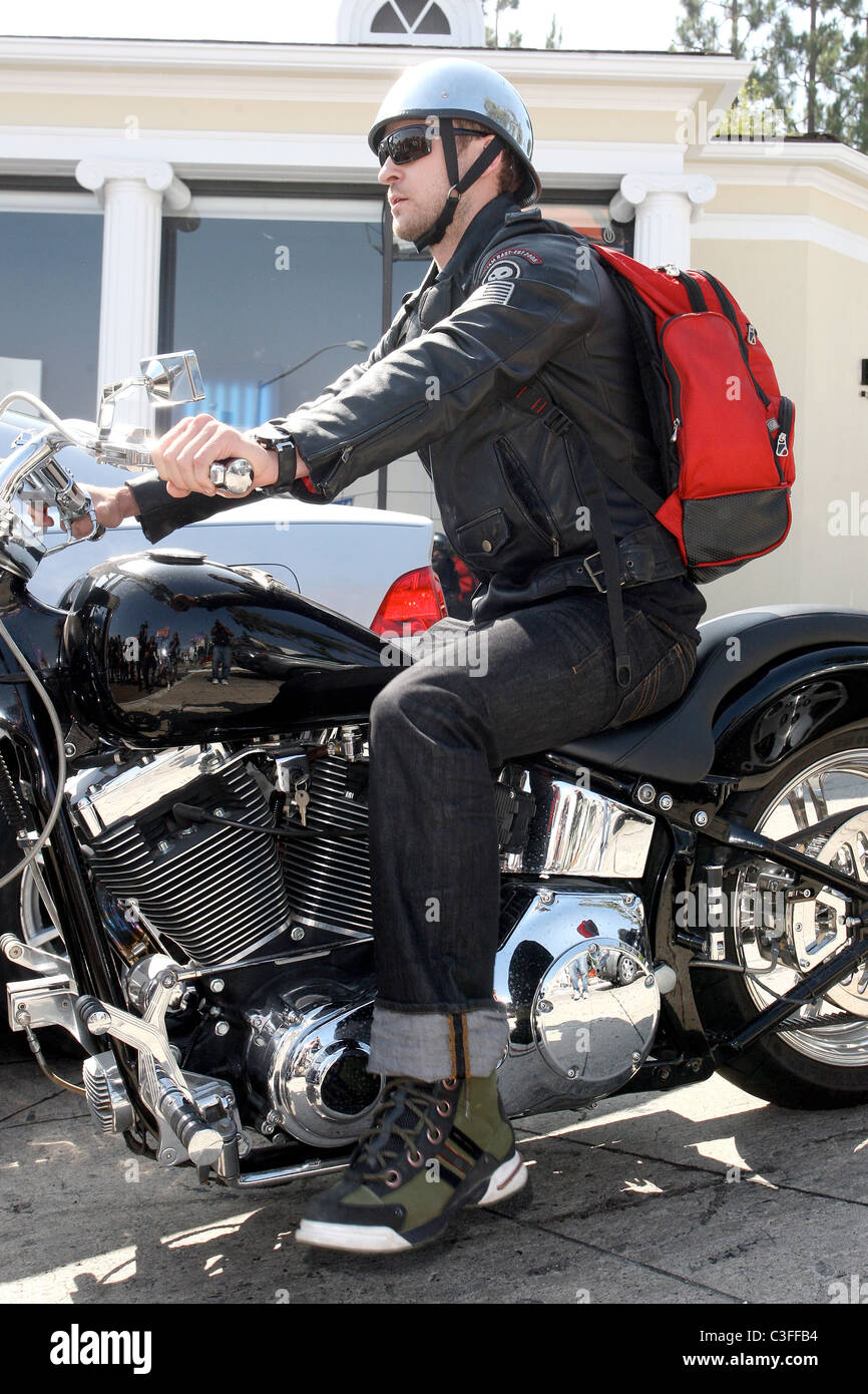 Justin Timberlake is surrounded by photographers as he leaves Cafe Med ...