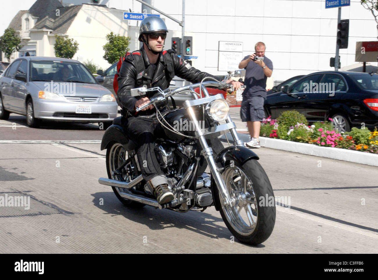 Justin Timberlake is surrounded by photographers as he leaves Cafe Med ...