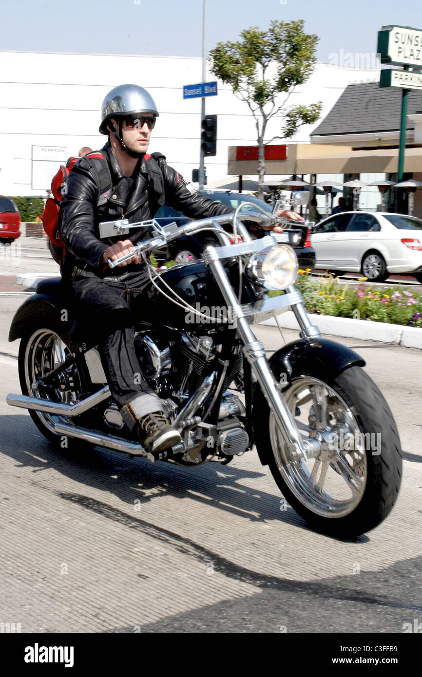 Justin Timberlake is surrounded by photographers as he leaves Cafe Med ...