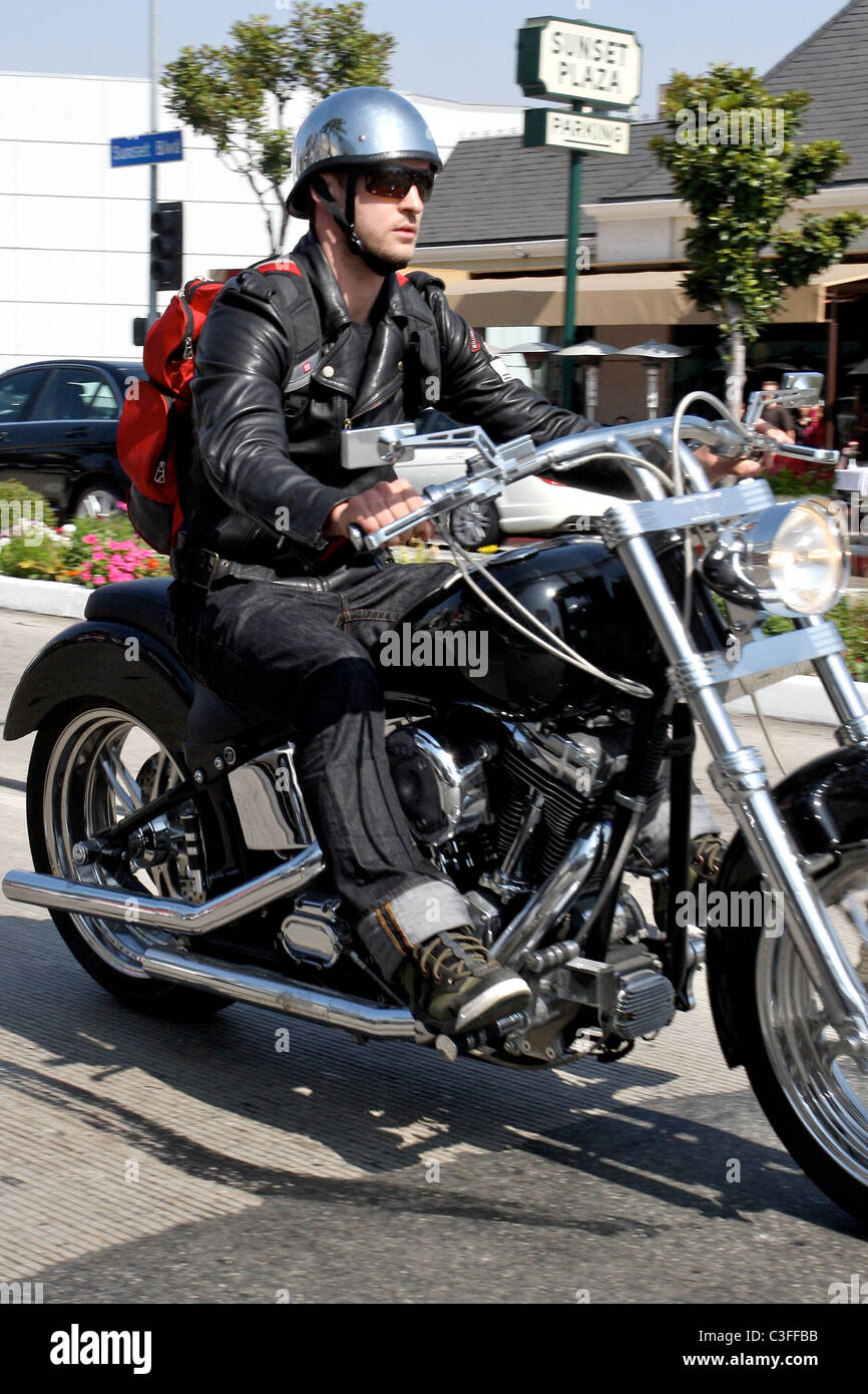 Justin Timberlake is surrounded by photographers as he leaves Cafe Med ...