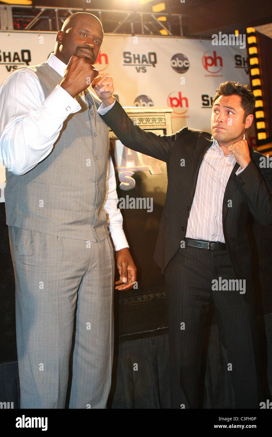 Shaquille O'Neal poses with boxer Oscar De La Hoya during a news ...