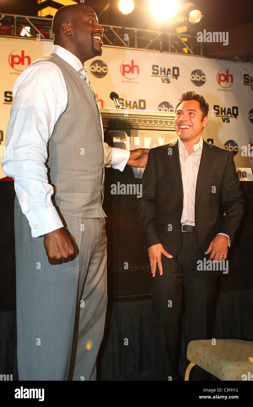 Shaquille oneal poses boxer oscar hi-res stock photography and images - Alamy