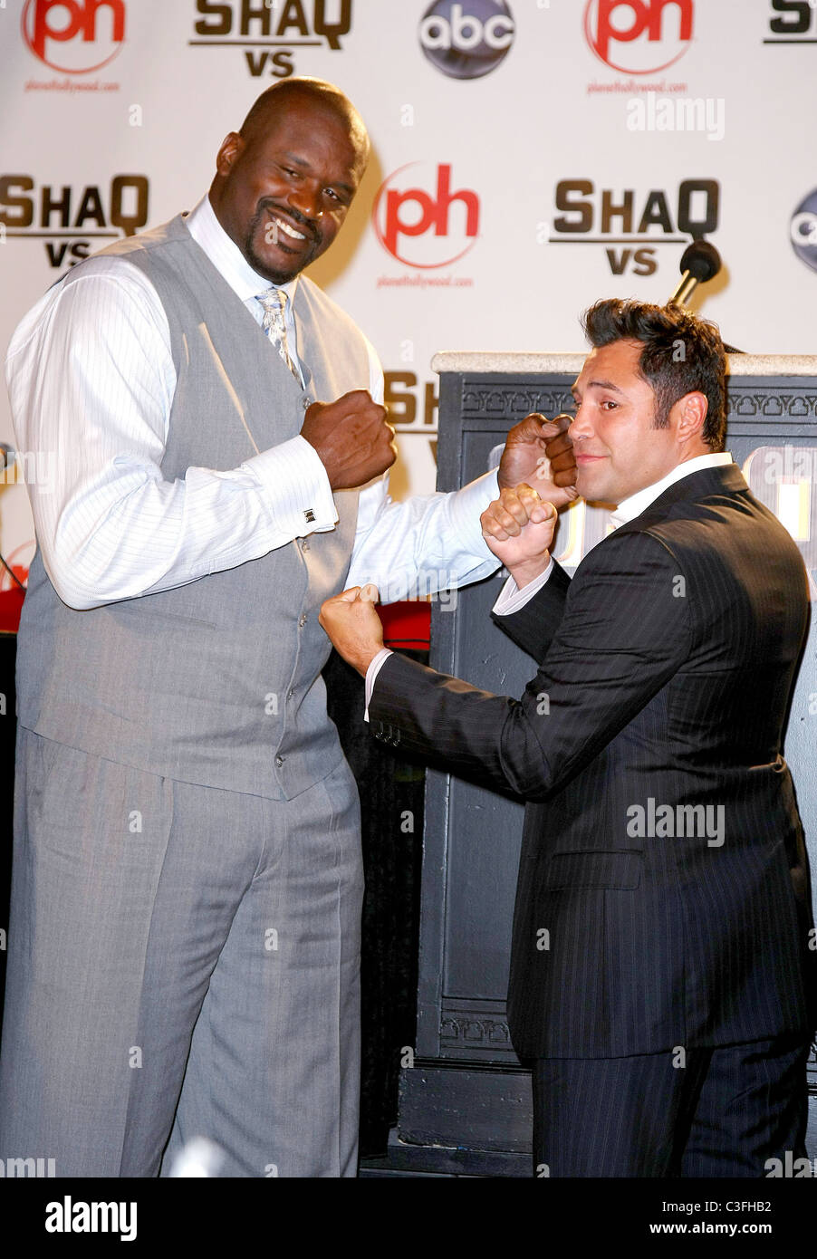 Shaquille oneal poses boxer oscar hi-res stock photography and images - Alamy