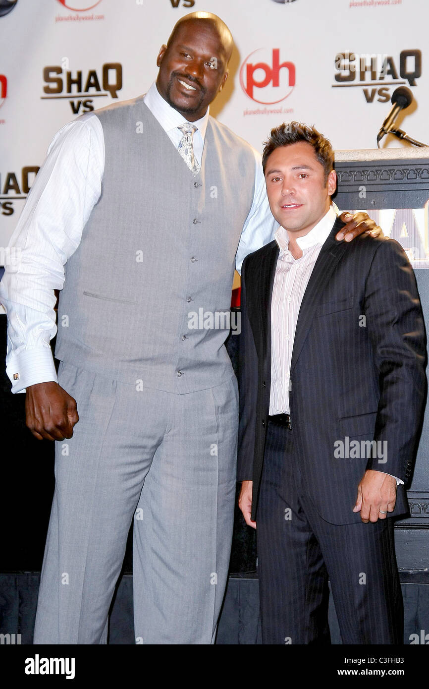 Shaquille O'Neal poses with boxer Oscar De La Hoya during a news ...