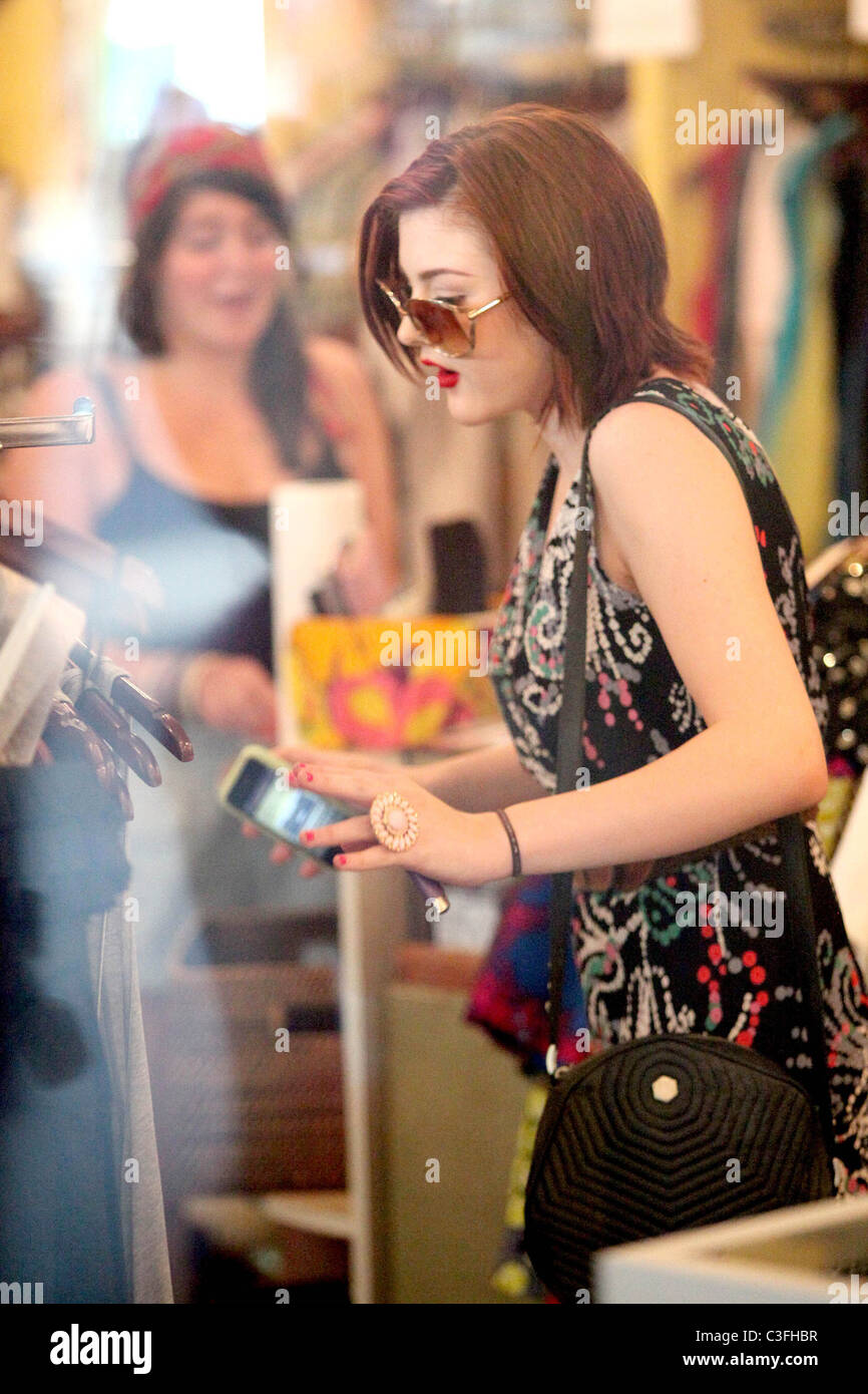 Frances Bean Cobain shopping at the vintage boutique Zachary's Smile in ...