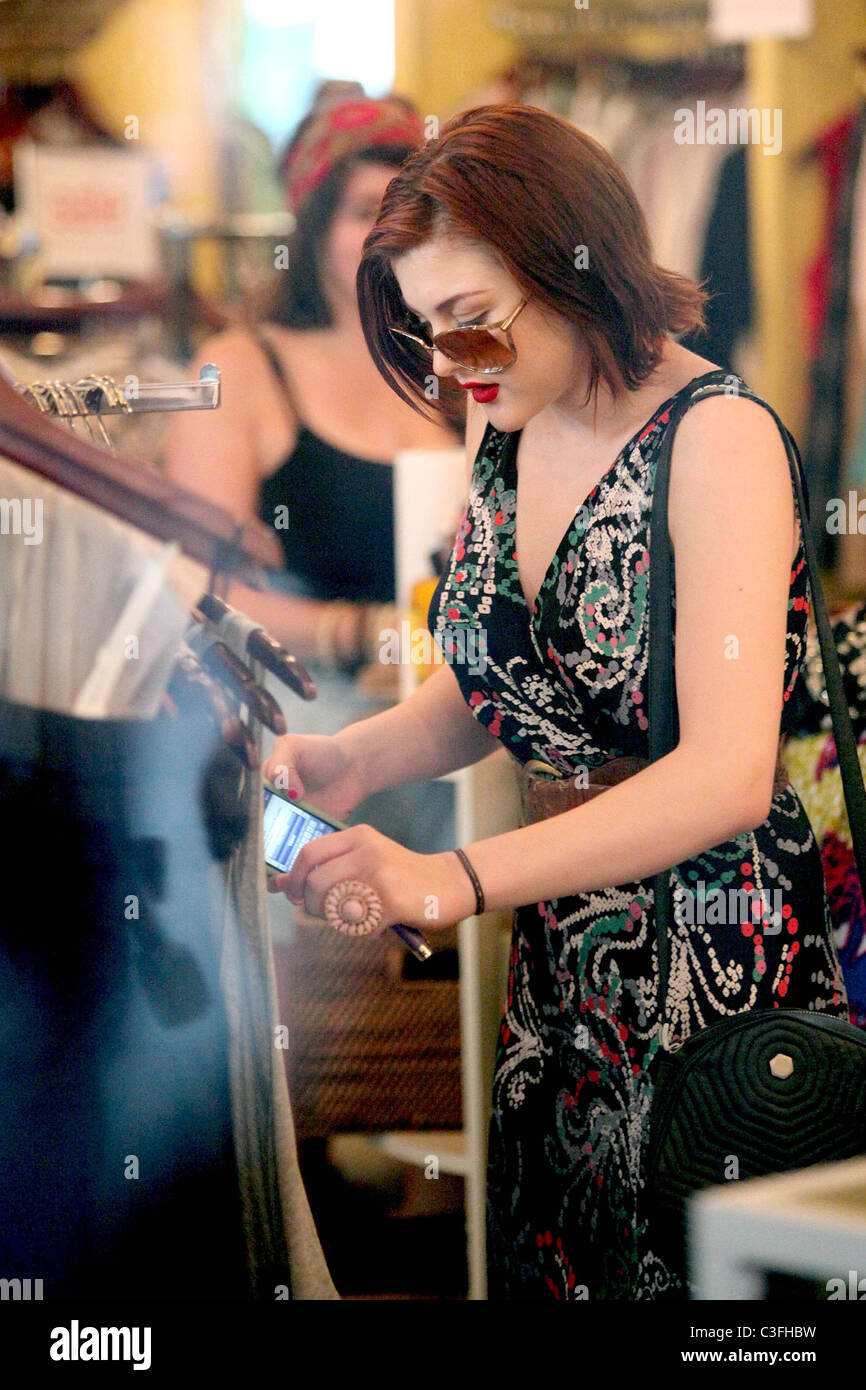 Frances Bean Cobain shopping at the vintage boutique Zachary's Smile in ...