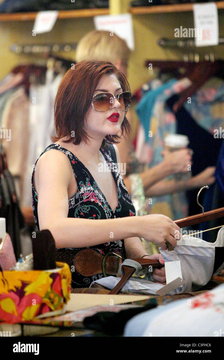 Frances Bean Cobain shopping at the vintage boutique Zachary's Smile in ...