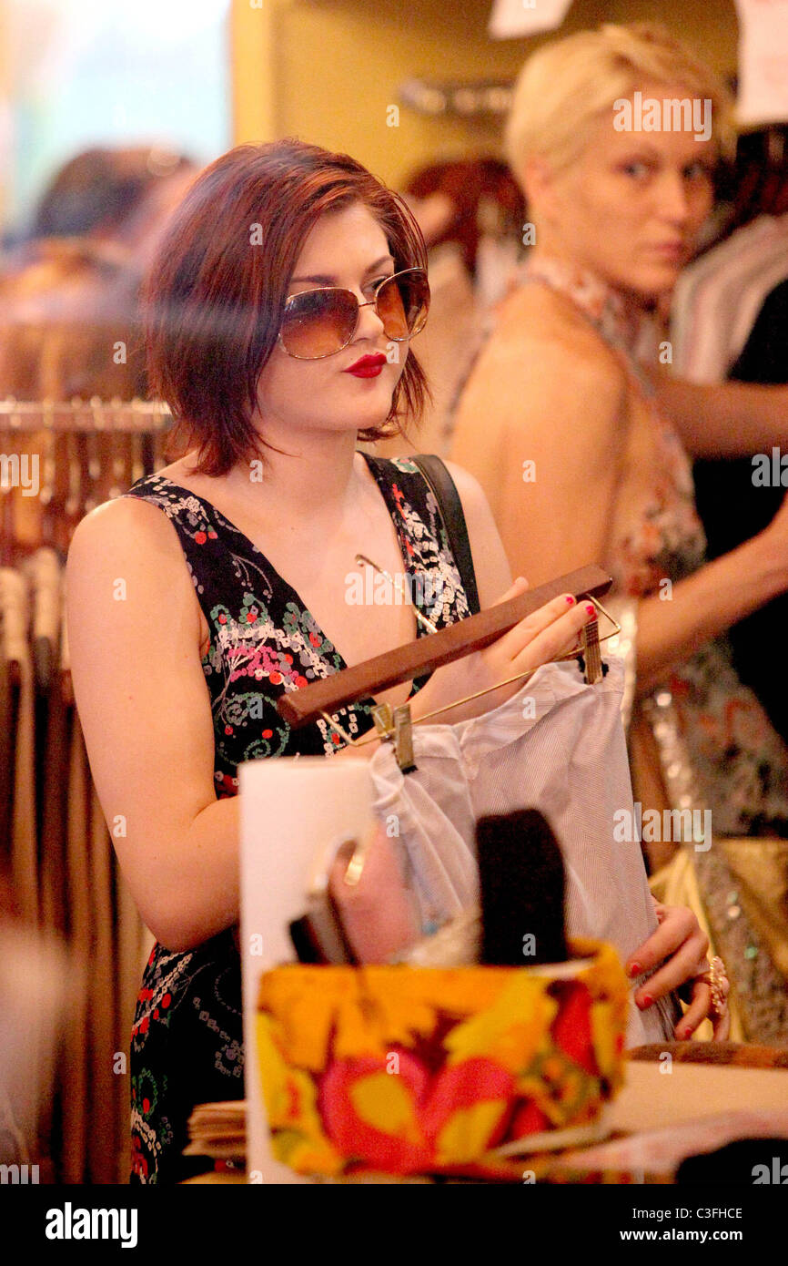 Frances Bean Cobain shopping at the vintage boutique Zachary's Smile in ...