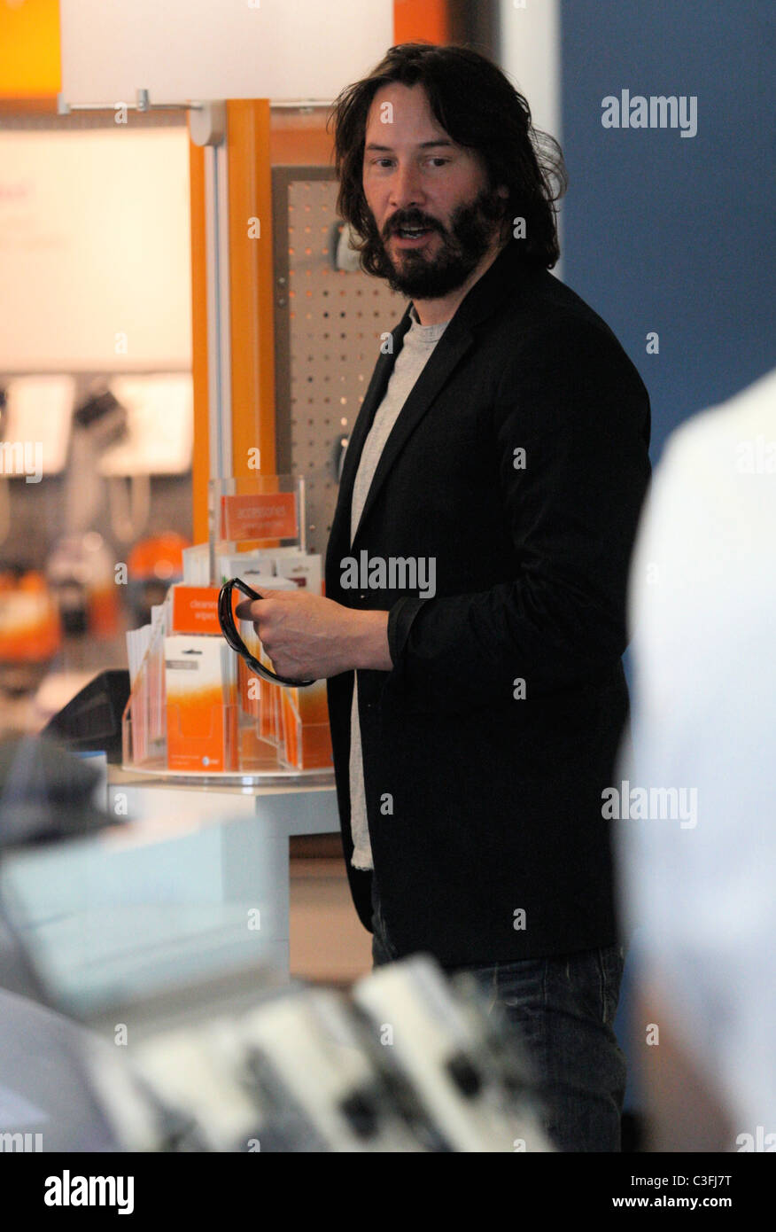Keanu Reeves shopping at an AT&T store for a new cellphone while ...