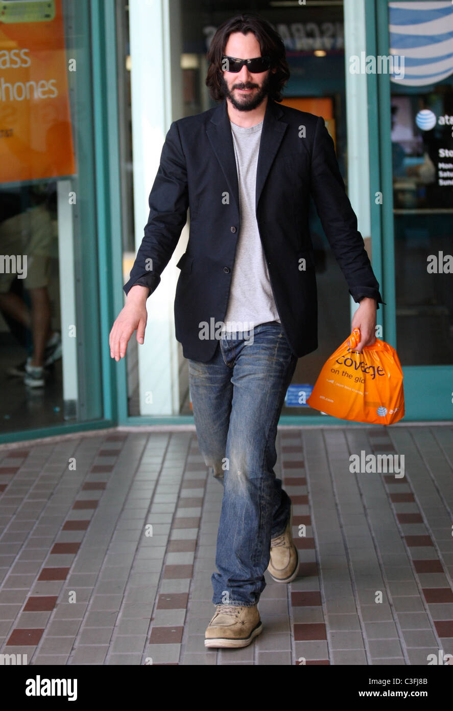 Keanu Reeves shopping at an AT&T store for a new cellphone while ...