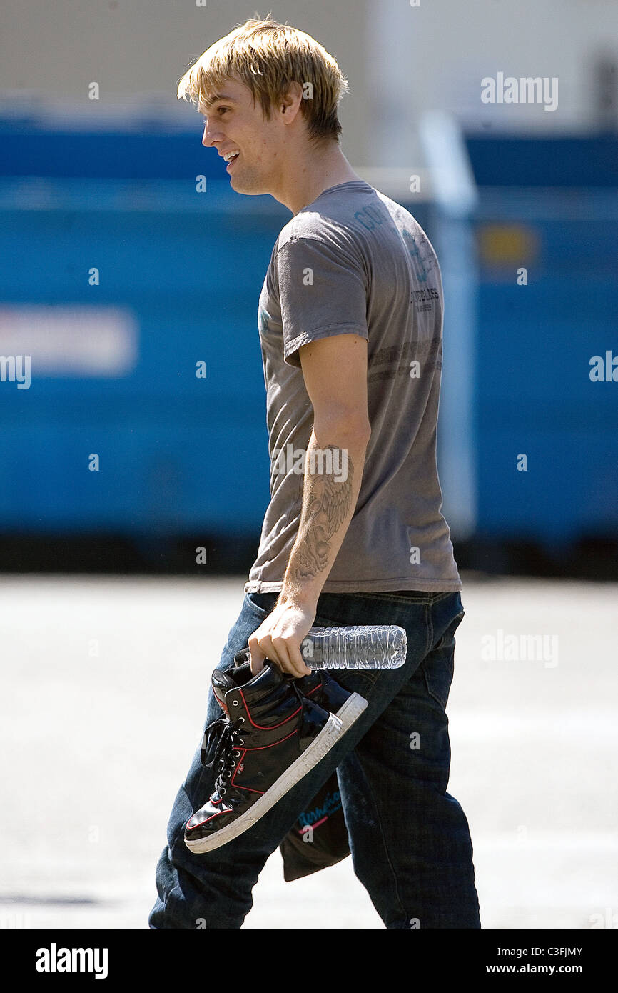 Aaron Carter, wearing dancing shoes, leaves a dance studio in Hollywood ...