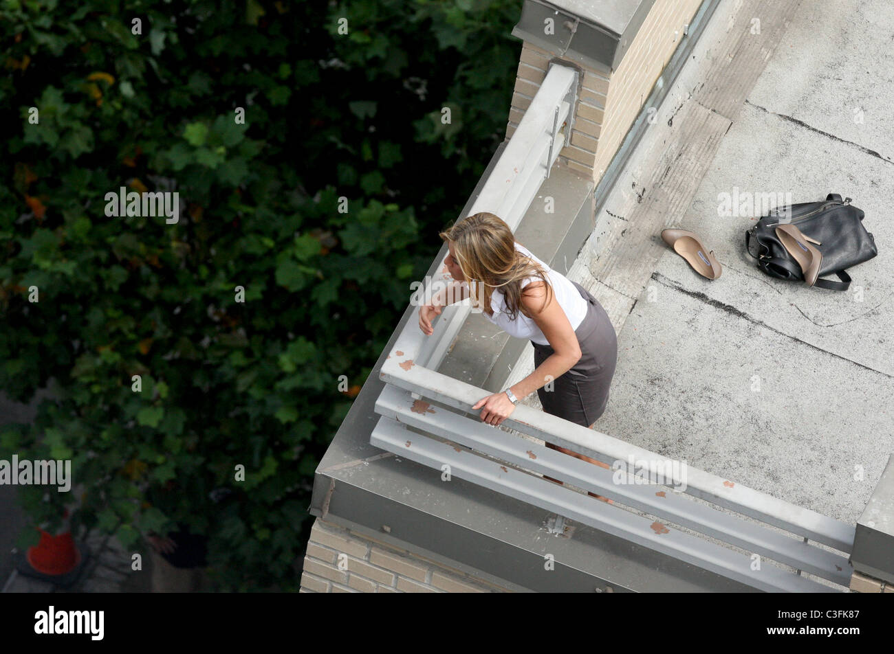 Jennifer Aniston filming a rooftop scene where her character was to ...