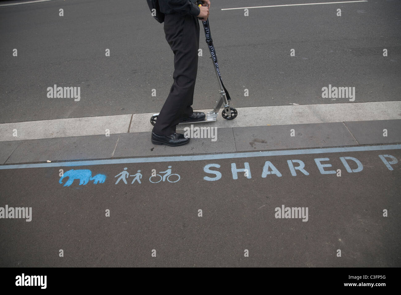 Shared pavement sign hi-res stock photography and images - Alamy