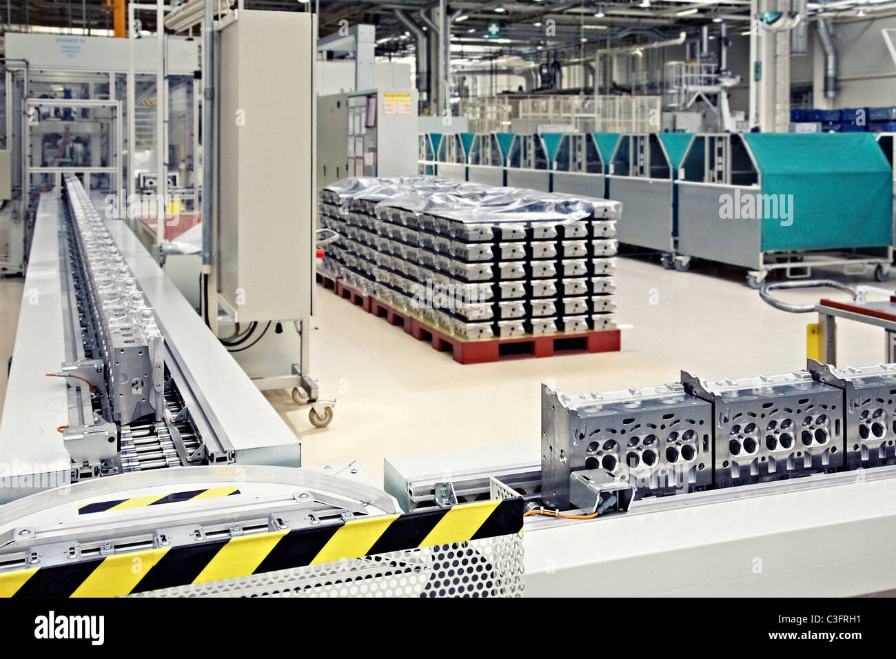 Car engine assembly line hi-res stock photography and images - Alamy