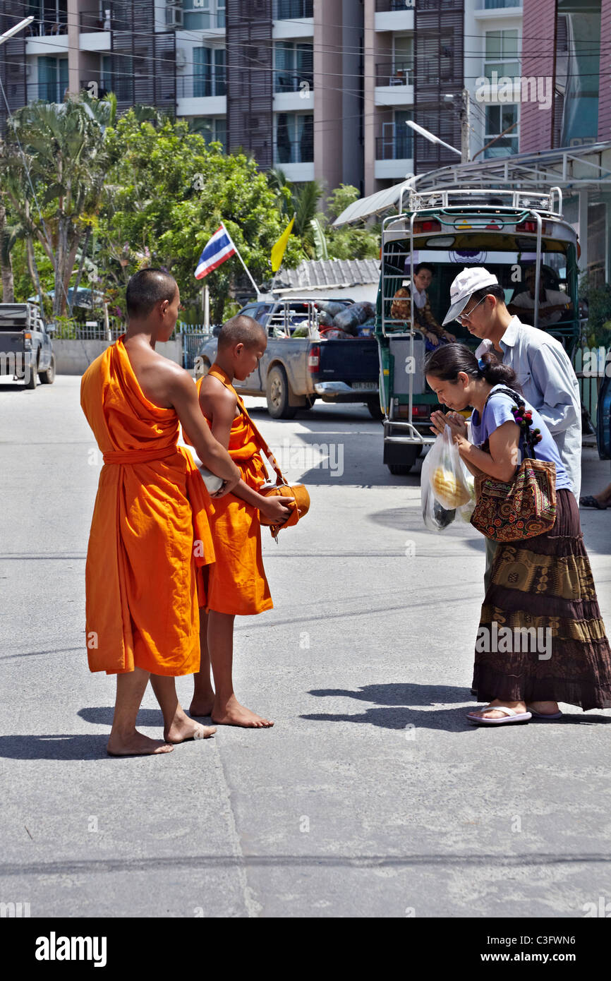 Buddhist couple pay respect hi-res stock photography and images - Alamy
