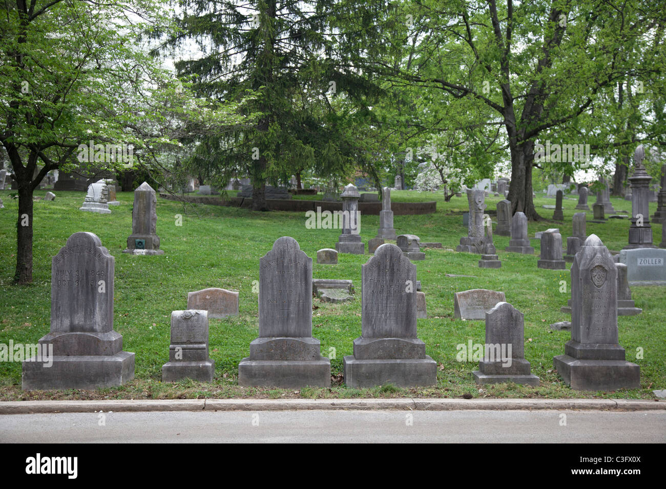 Cemetery graveyard tomb tombstone hi-res stock photography and images ...