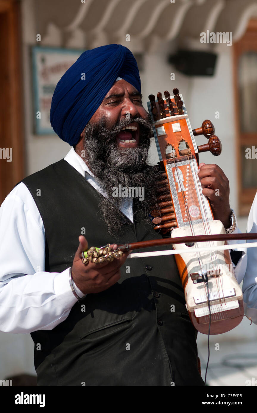 Religious singing outside the golden temple of Amritsar, India Stock ...