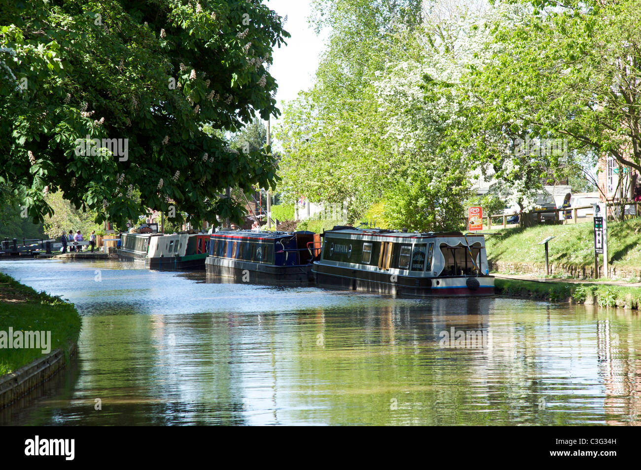 Canal boat scenes on the Shropshire Union Canal at Audlem, Cheshire ...