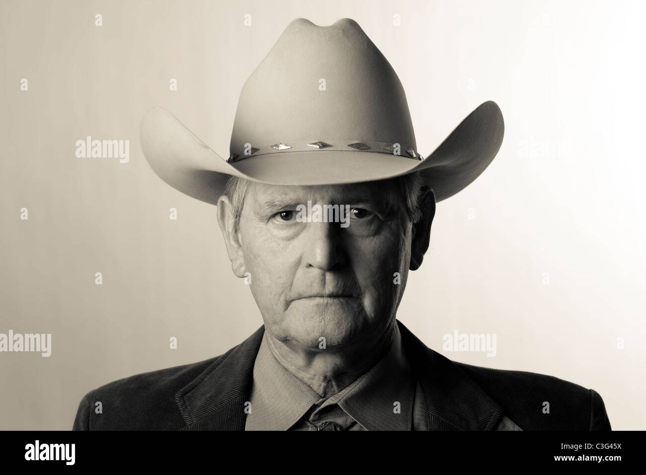 Serious man wearing cowboy hat Stock Photo - Alamy Serious man wearing cowboy hat Stock Photo - Alamy