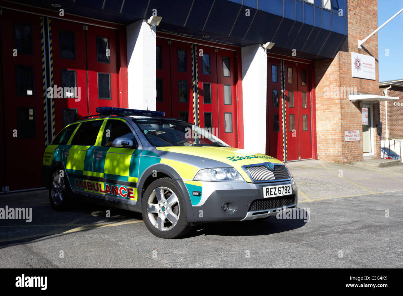 Ambulance emergency response vehicle hi-res stock photography and ...