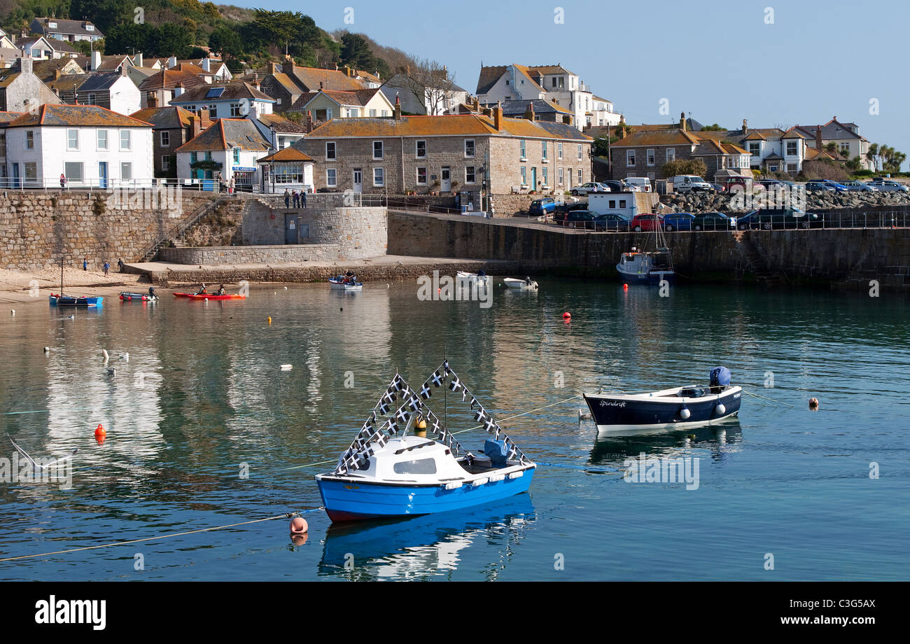 Fishing boats mousehole cornwall boat hi-res stock photography and ...