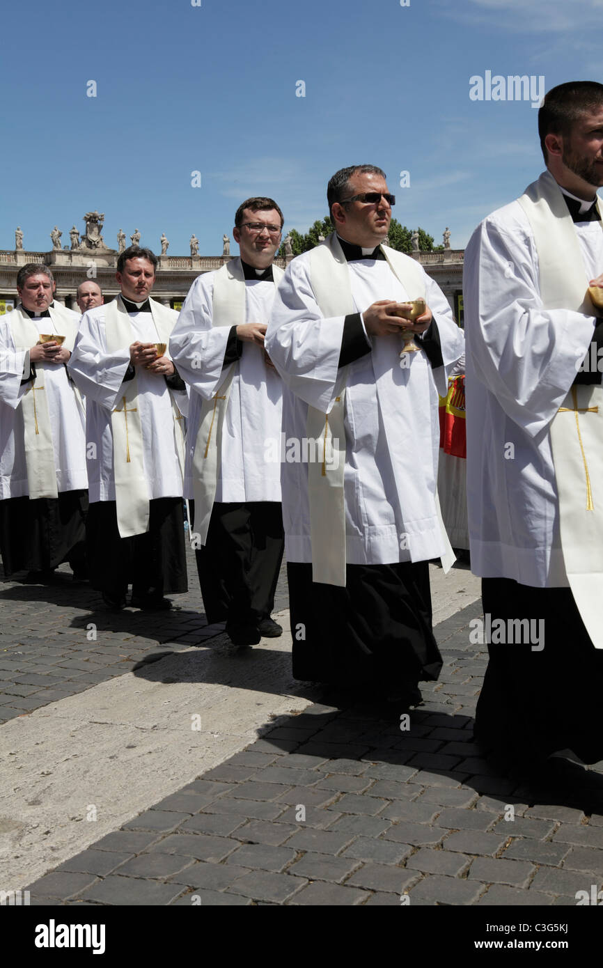 Priests giving out holy communion to faithful in Saint Peter's square ...