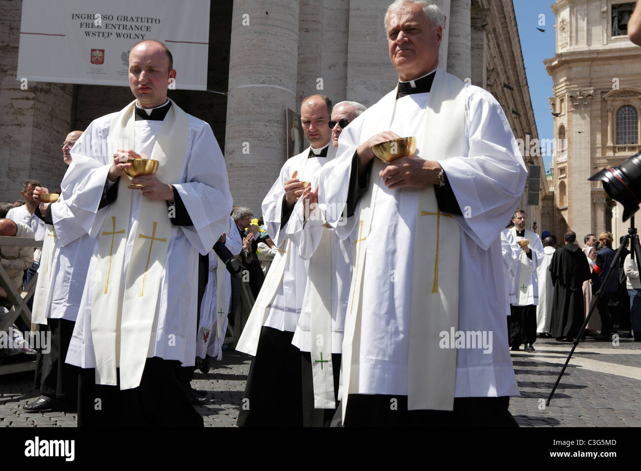 Giving holy communion hi-res stock photography and images - Alamy