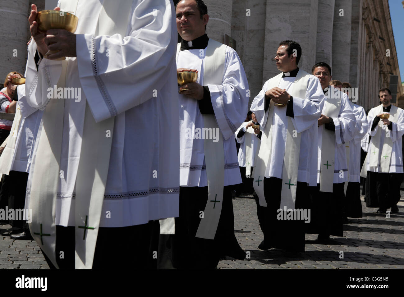 Priests giving out holy communion hi-res stock photography and images ...