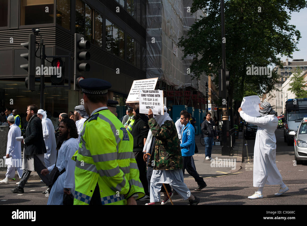 Islamic protest march, entering Crawford Street from Baker Street ...