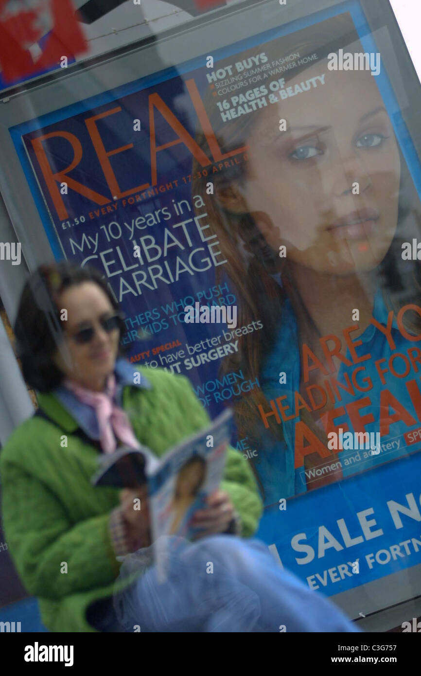 Women magazine magazines reading fashion hi-res stock photography and ...