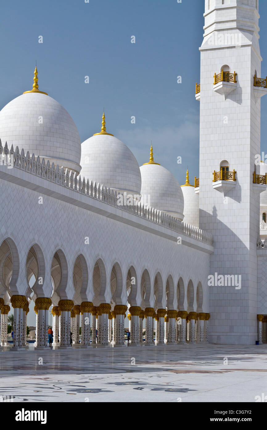 External view of the Sheikh Zayed Mosque in Abu Dhabi, UAE Stock Photo ...