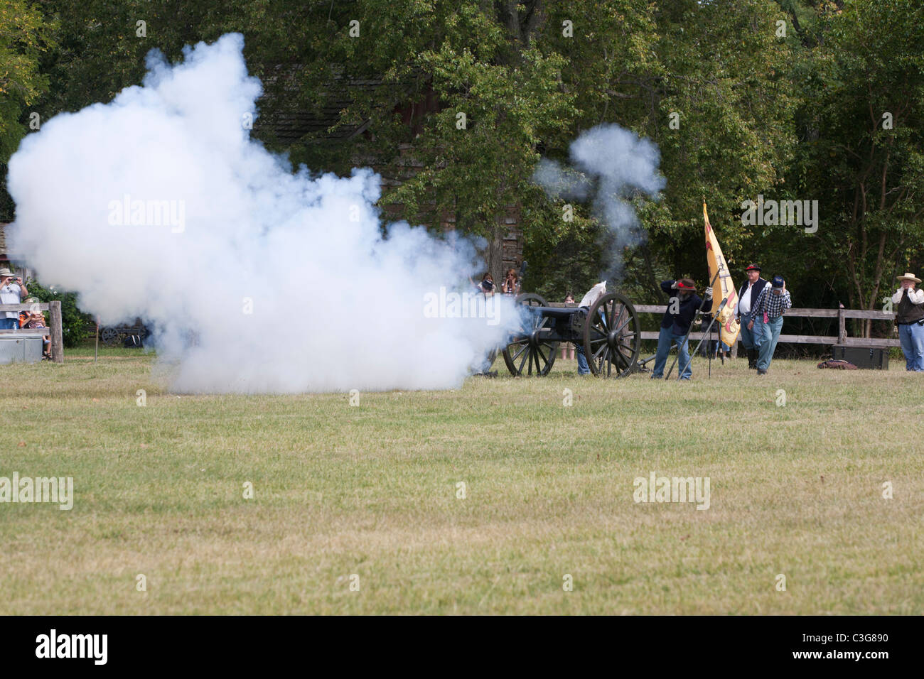 Firing a cannon hi-res stock photography and images - Alamy