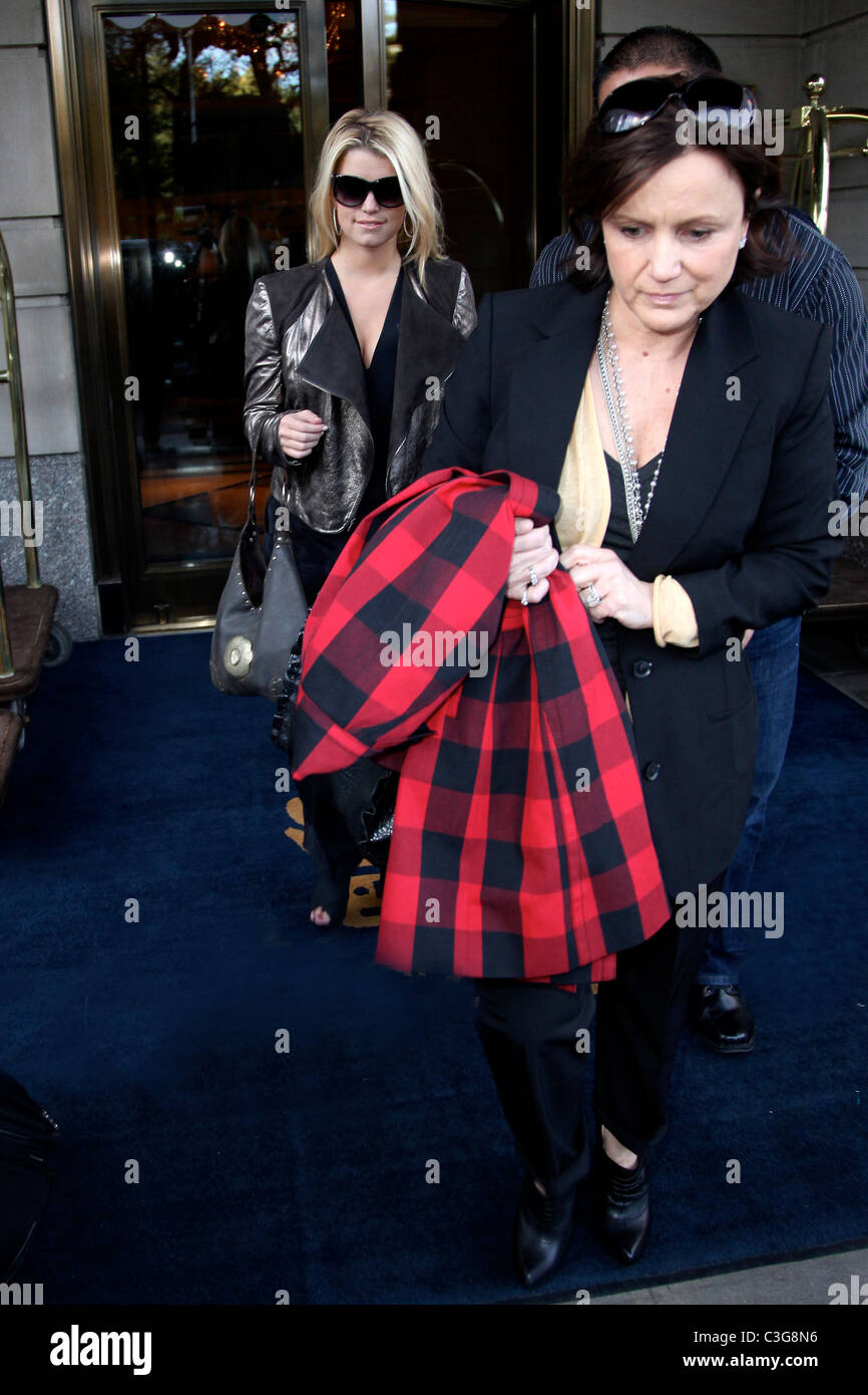 Jessica Simpson leaving her Manhattan hotel with her mother Tina ...