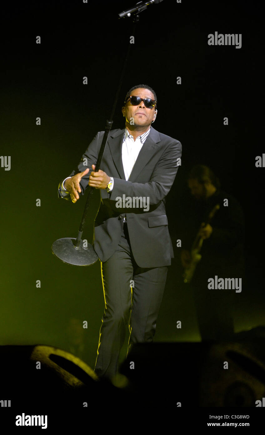 Maxwell performing his 'BLACKsummers'night' Tour at The Air Canada ...