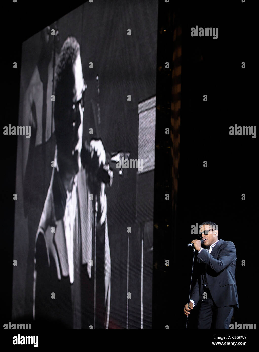 Maxwell performing his 'BLACKsummers'night' Tour at The Air Canada ...