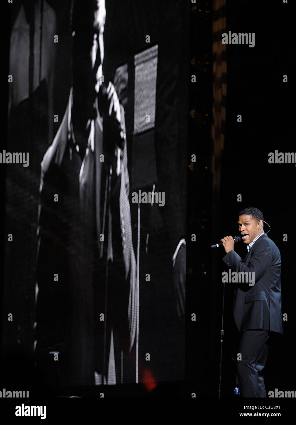 Maxwell performing his 'BLACKsummers'night' Tour at The Air Canada ...