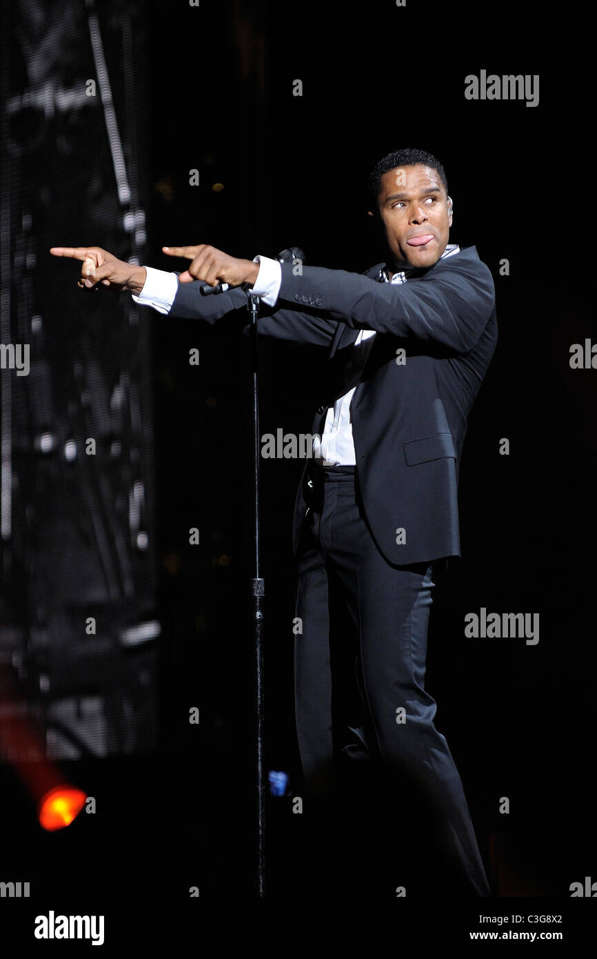 Maxwell performing his 'BLACKsummers'night' Tour at The Air Canada ...