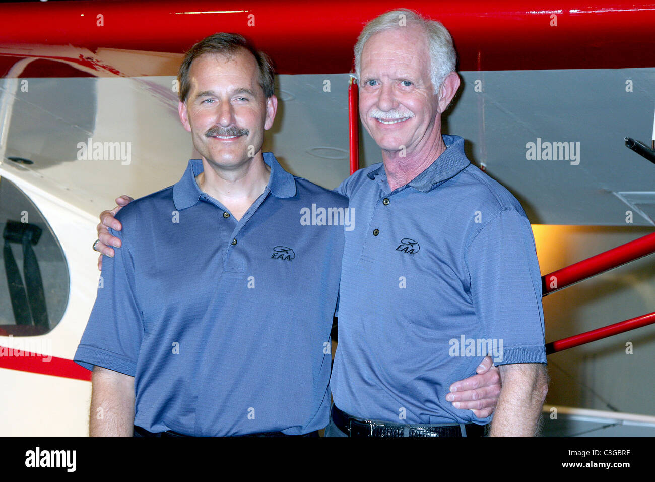 Captain chesley sully sullenberger first officer jeffrey skiles santa ...