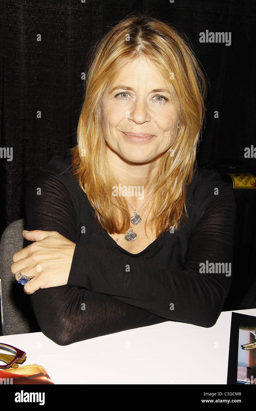 Linda Hamilton Big Apple Comic Con 2009 at Pier 94 New York City, USA ...