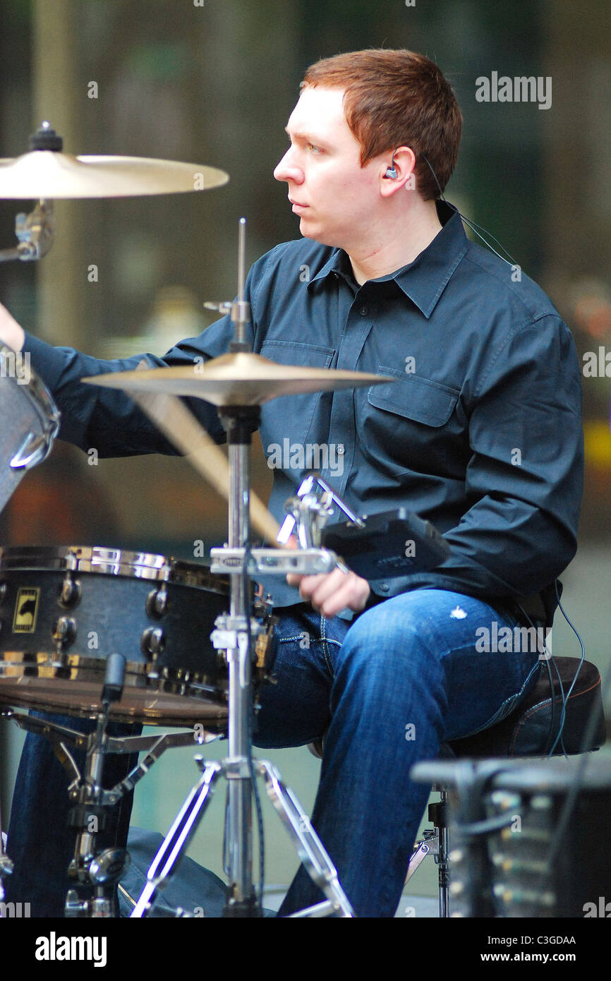 Lucky Town performing live in Daley Plaza for the Chicago Country Music ...