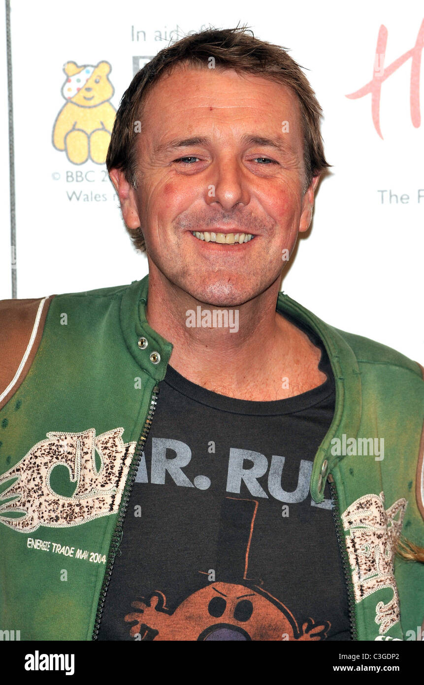 Phil Tufnell Launch of Wrappz BBC Children in Need 2009 product range ...