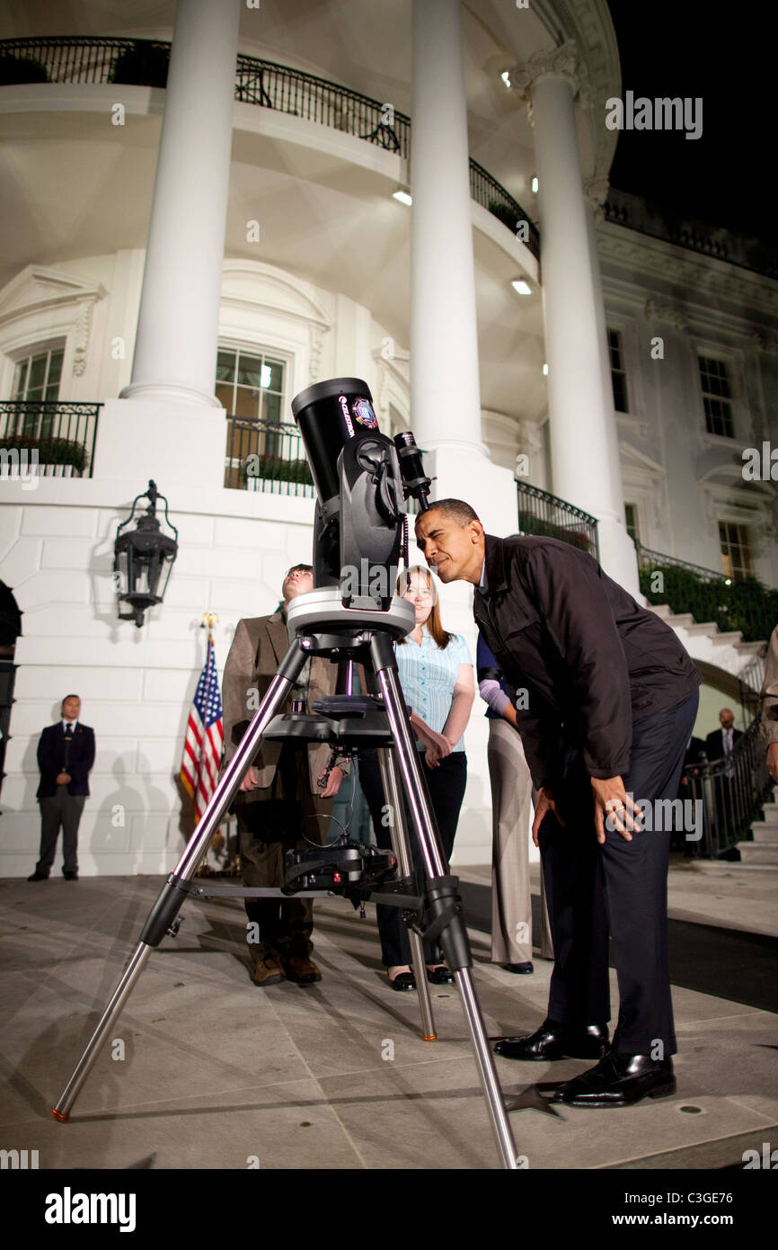 President Barack Obama looks through a telescope during 'Astronomy ...