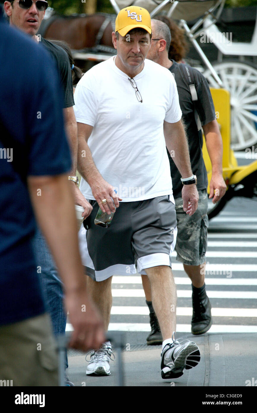 Jamie Spears father of Britney Spears walking around Manhattan while ...