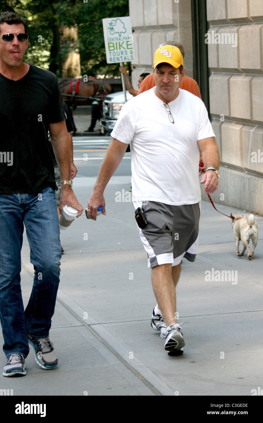 Jamie Spears father of Britney Spears walking around Manhattan while ...