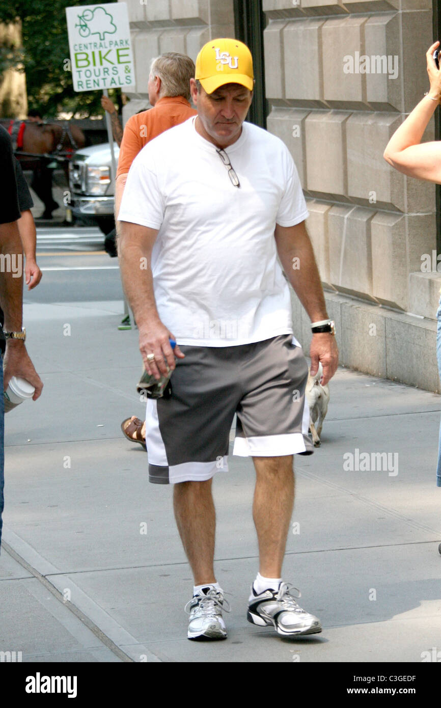 Jamie Spears father of Britney Spears walking around Manhattan while ...