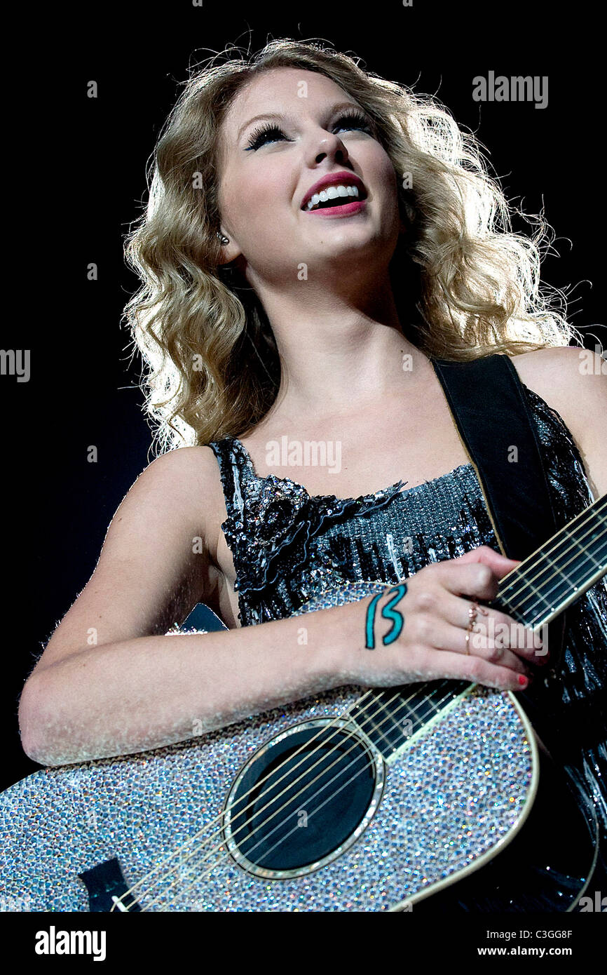 Taylor Swift performing live in concert at Madison Square Garden New ...
