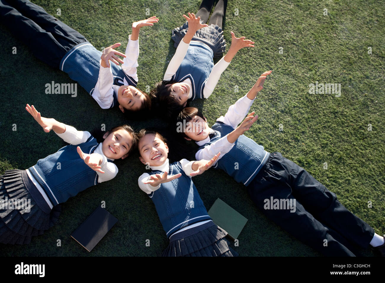 Children lying down in circle hi-res stock photography and images - Alamy