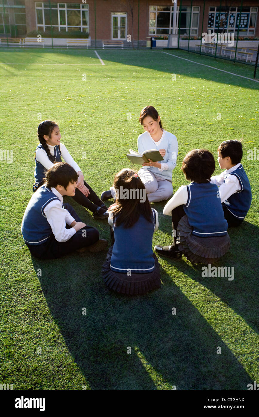 Children circle reading book hi-res stock photography and images - Alamy