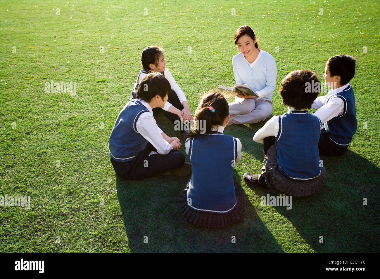 Children circle reading book hi-res stock photography and images - Alamy
